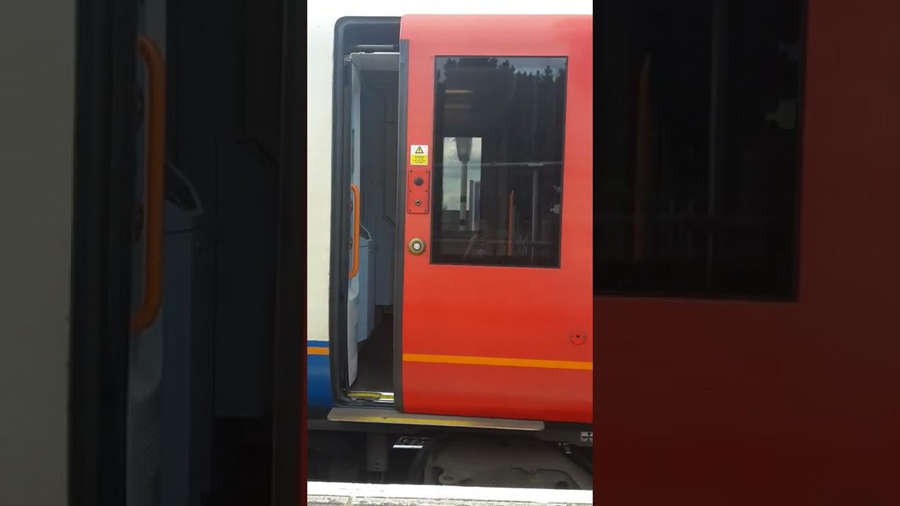 -BONUS VIDEO- Class 444 Doors Closing With A Satisfying Click - YouTube
