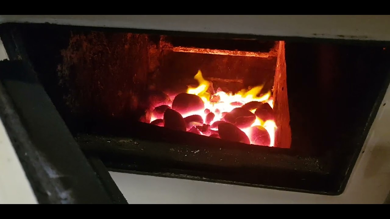 RAYBURN 355 SFW SOLID FUEL & WOOD Ticking over on smokeless coals - YouTube