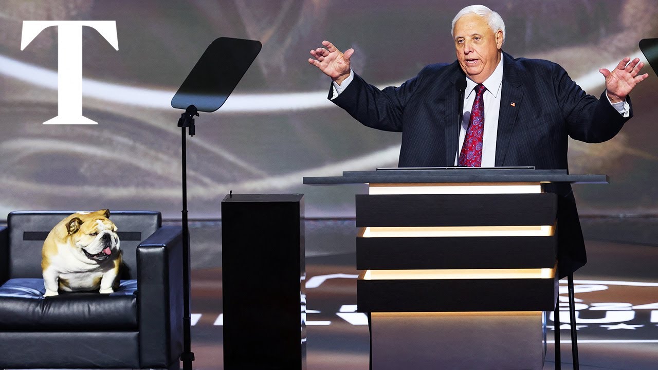 Republican dog steals the show at Wisconsin convention - YouTube