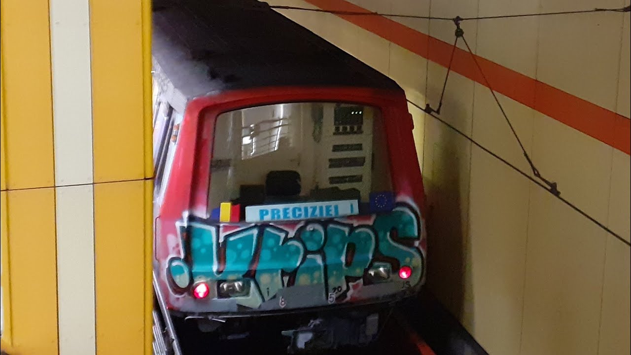 Metroul Astra IVA TEM 010-049-060 (M3) părăsind stația "Piața Unirii ...
