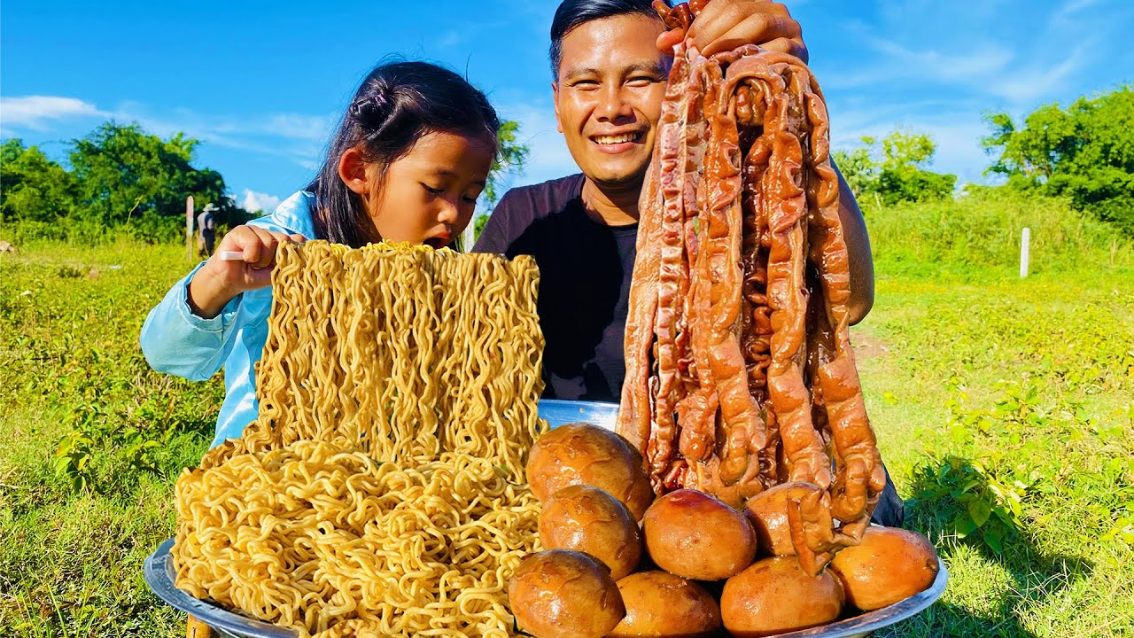 So Yummy !!! Braised Pork Intestines And Egg With Spicy Noodle - Noodle ...