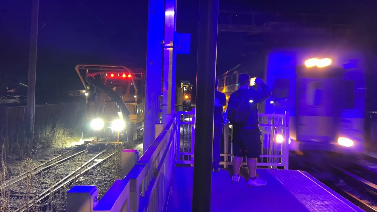 LIRR LRV (loram rail vacuum) pulling into Farmingdale’s pocket track ...