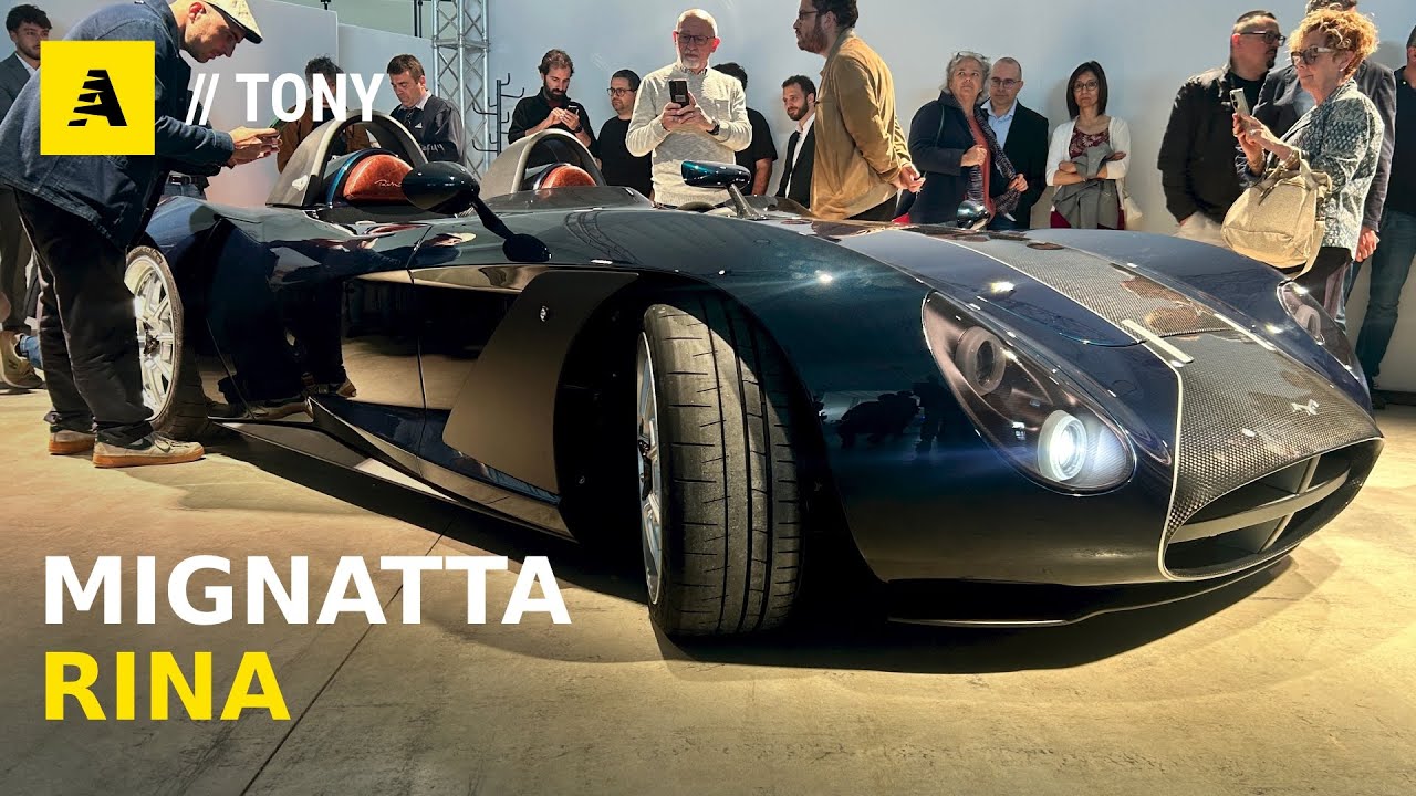 Ny italiensk öppen sportbil med V8:a och manuell låda. Automobili ...