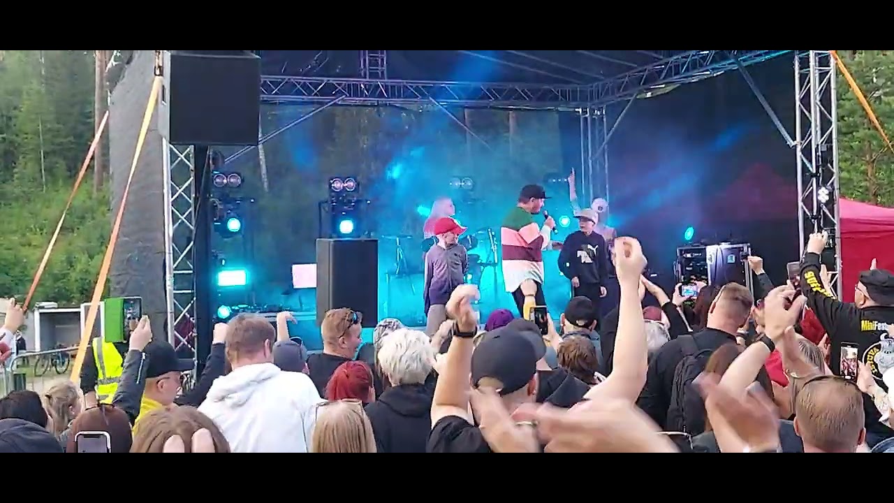 Poju - Poika Saunoo [Live[ - YouTube