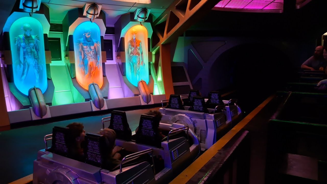 Flight of Fear Queue, Station, and Launch at Kings Dominion 2025 - YouTube