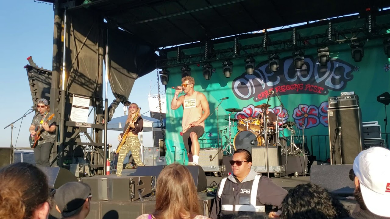 Seranation performs surfboard at One Love 2020 - YouTube