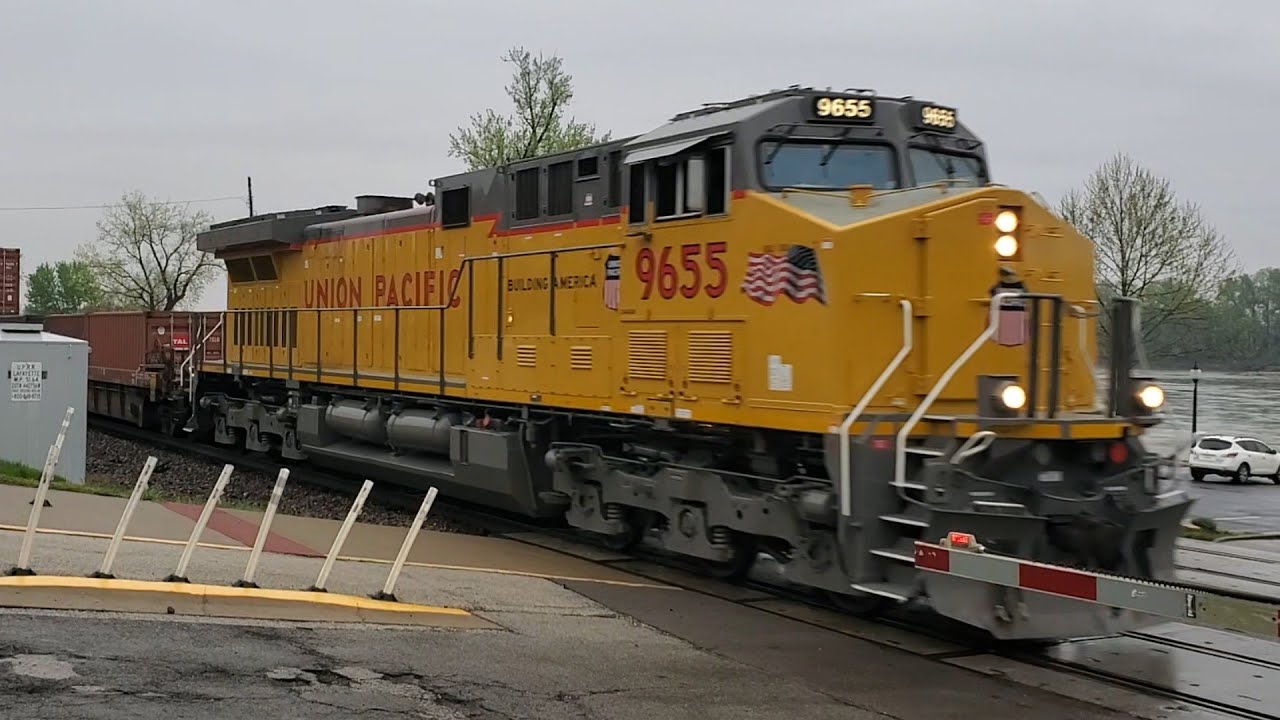 Rebuilt UP dash 9 leads INPDU @ Lafayette Street - YouTube