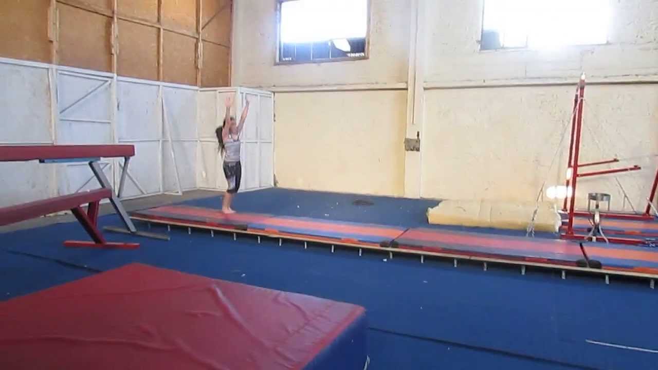 Round off flic flac Amanda - YouTube