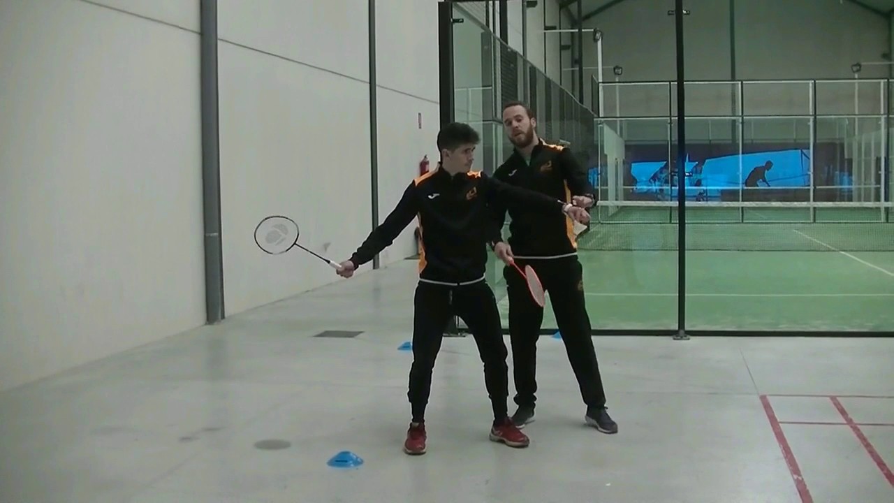 El saque en badminton. TAFAD. - YouTube