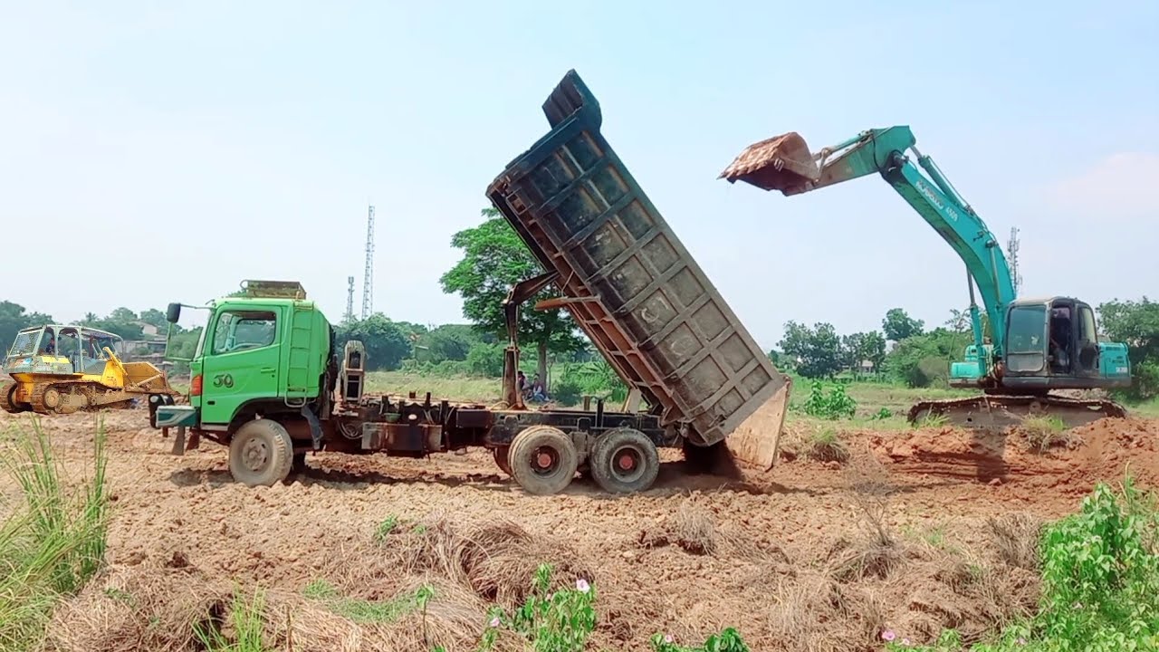 kobelco excavator loading green dump truck, truk tronton pengangkut ...