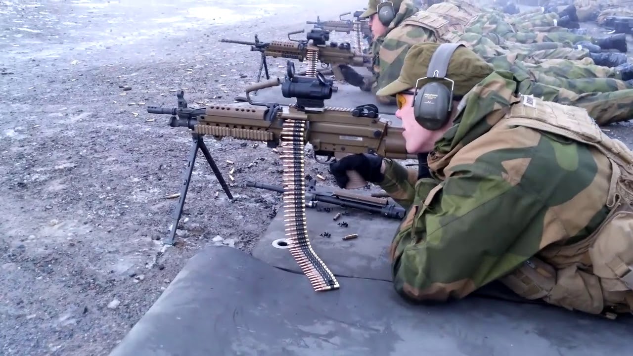 Firing the FN MINIMI belt fed, with barrel swap - YouTube