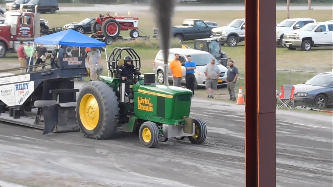 Livin' the Dream Hot Farm Tractor - YouTube