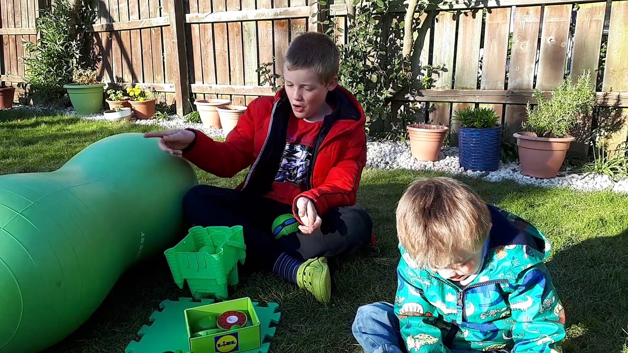 Makaton sign for green. - YouTube