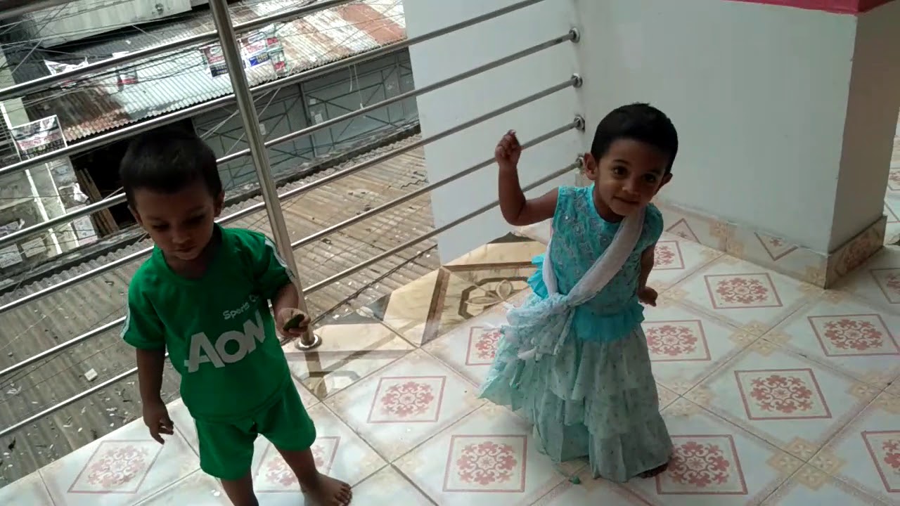 Dancing while eating - YouTube