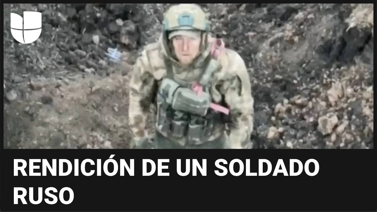 El momento en que un soldado ruso se rinde ante un dron ucraniano - YouTube