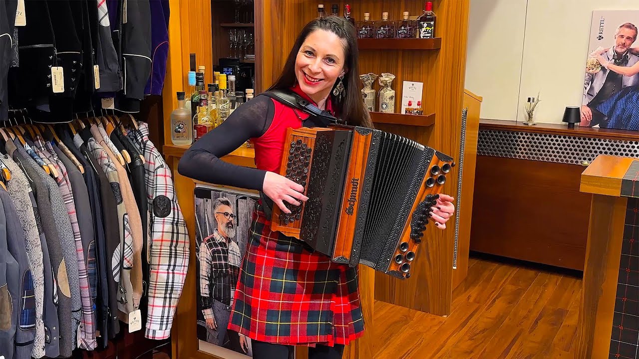 Claudia Hinker spielt "Wir grüßen euch - Begrüßungspolka" auf ihrer ...