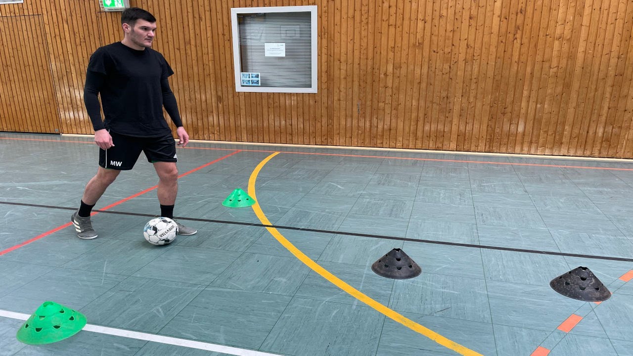 Stationentraining im Jugendfußball: Dribbeln und Slalom (4) - YouTube
