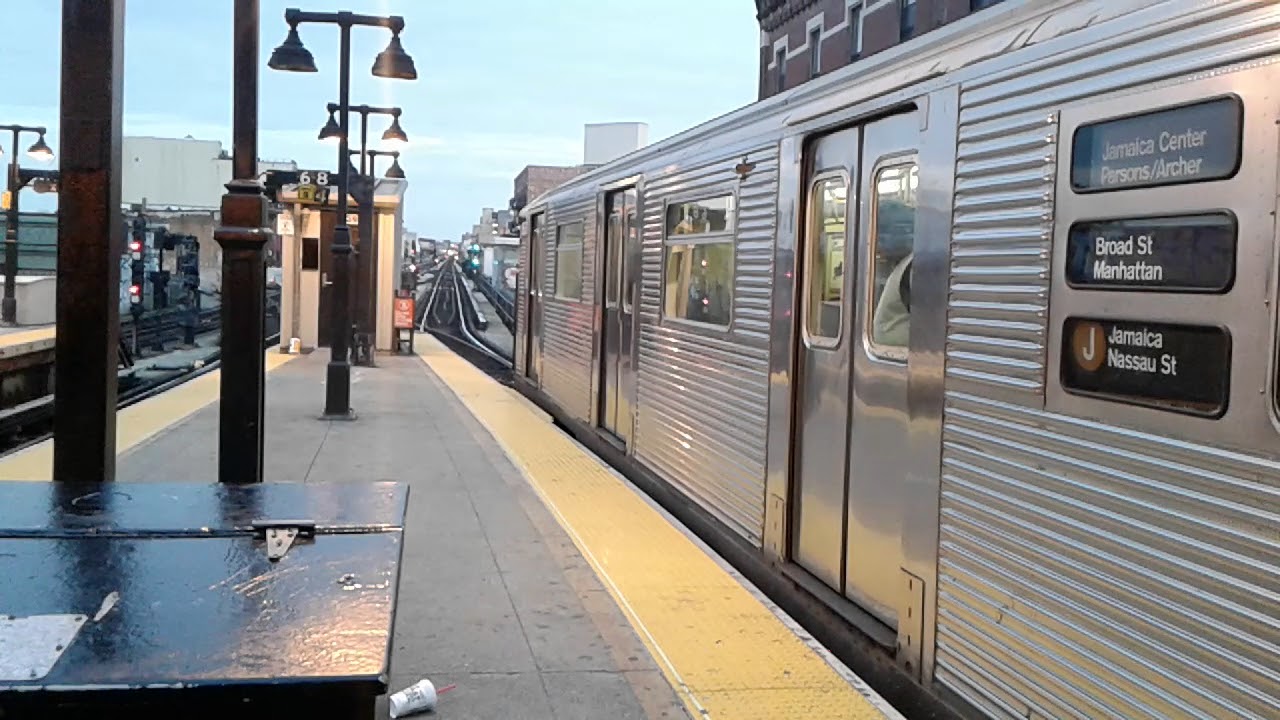 R32 (J) Train @ Myrtle Avenue-Broadway. - YouTube