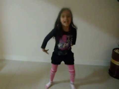 Nina Dança do Pinguim do Pânico