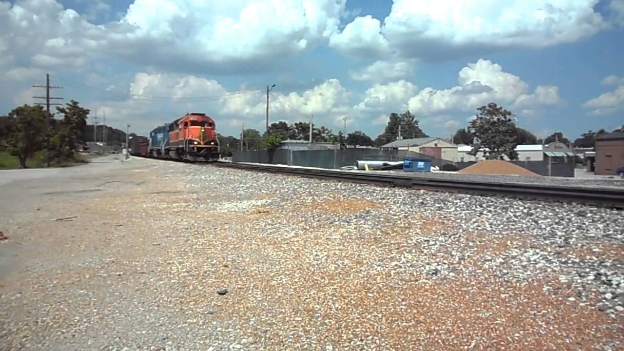 BNSF 2852 Leads the Local - YouTube