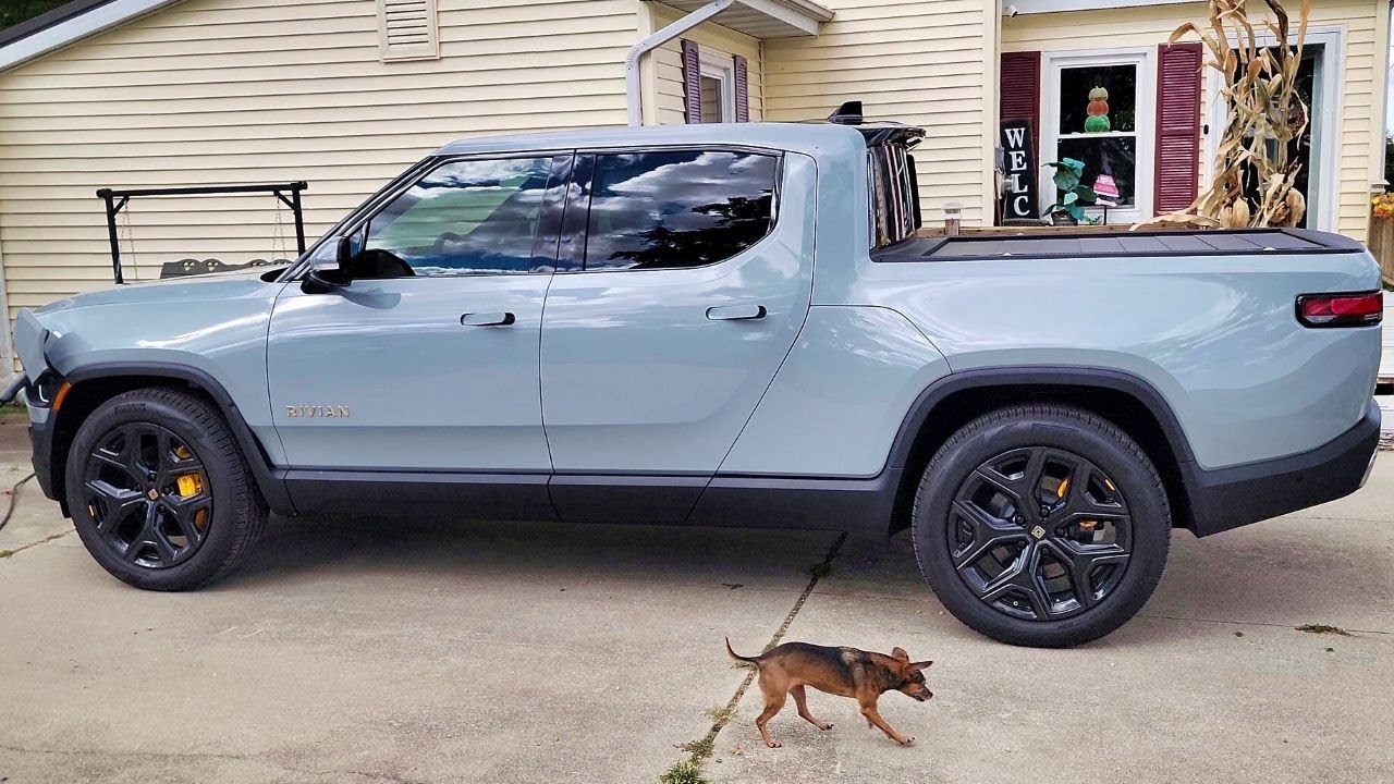 2022 Rivian R1T - Driving Efficiency, Storage, Comfort - YouTube