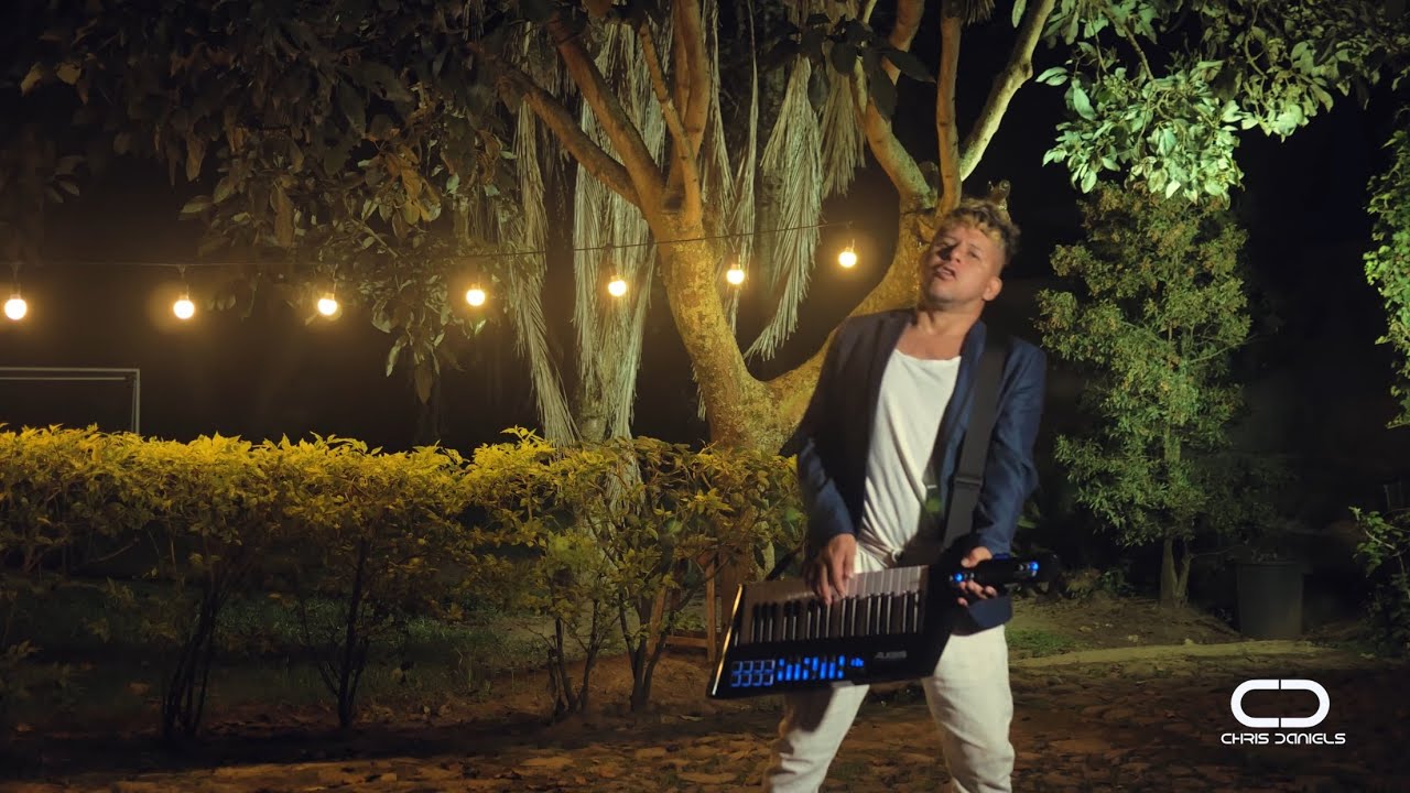 Mis lindos Ojitos - Chris Daniels (Cumbia) - YouTube