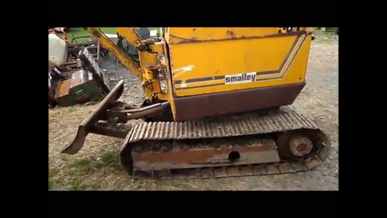 smalley 5QT mini digger muck spreading with lady tractordriver - YouTube