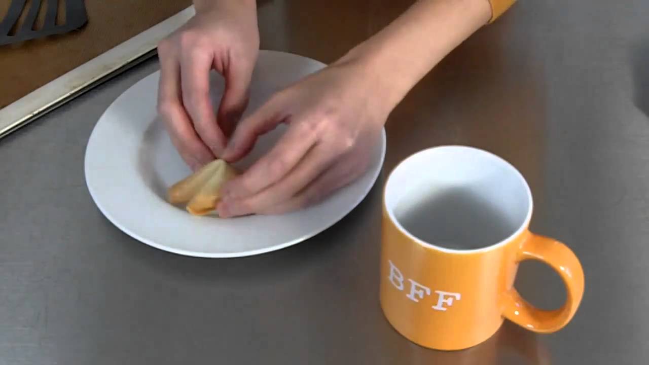 How to fold a fortune cookie - YouTube