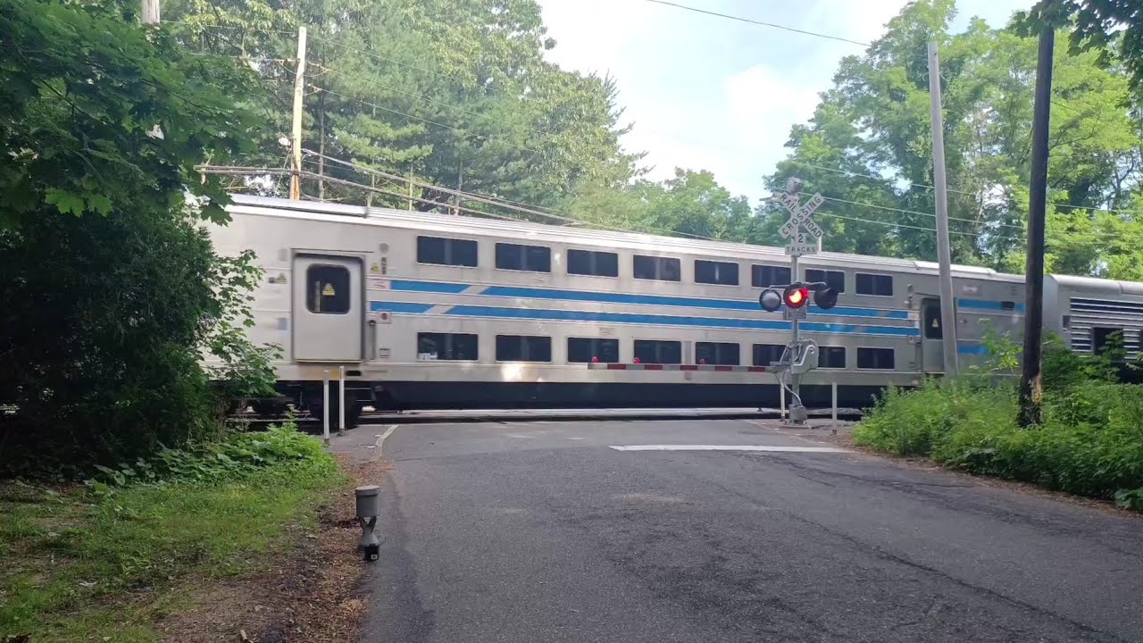 LIRR 423 Double Decker With my WCH E-Bell (606) - E Gate Drive Railroad ...