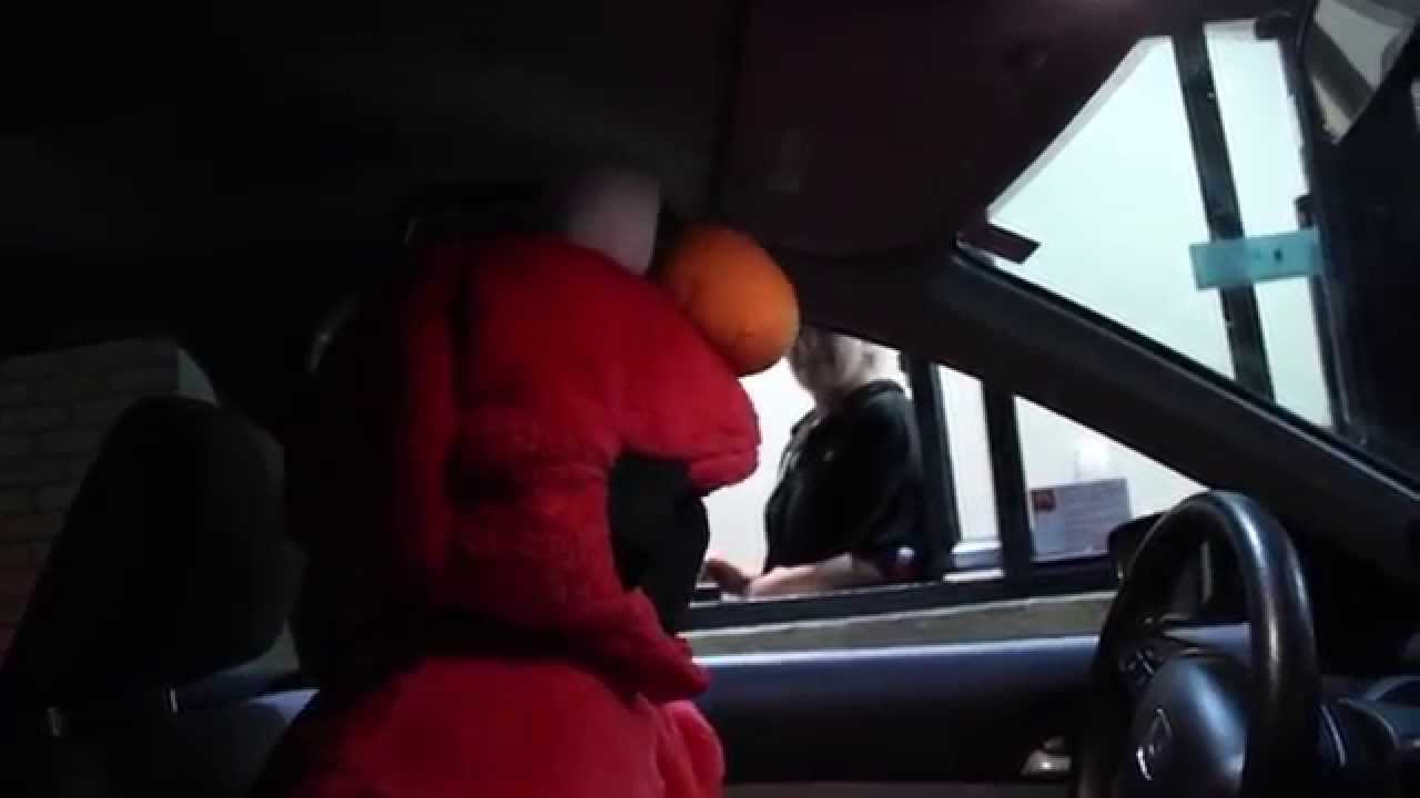 McDonald's employees are "Lovin" this Elmo drive thru prank - YouTube