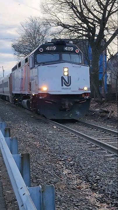 NJT F40PH-2CAT #4119 Unrestricted K5LA Horn (Crossing Sequence) - YouTube