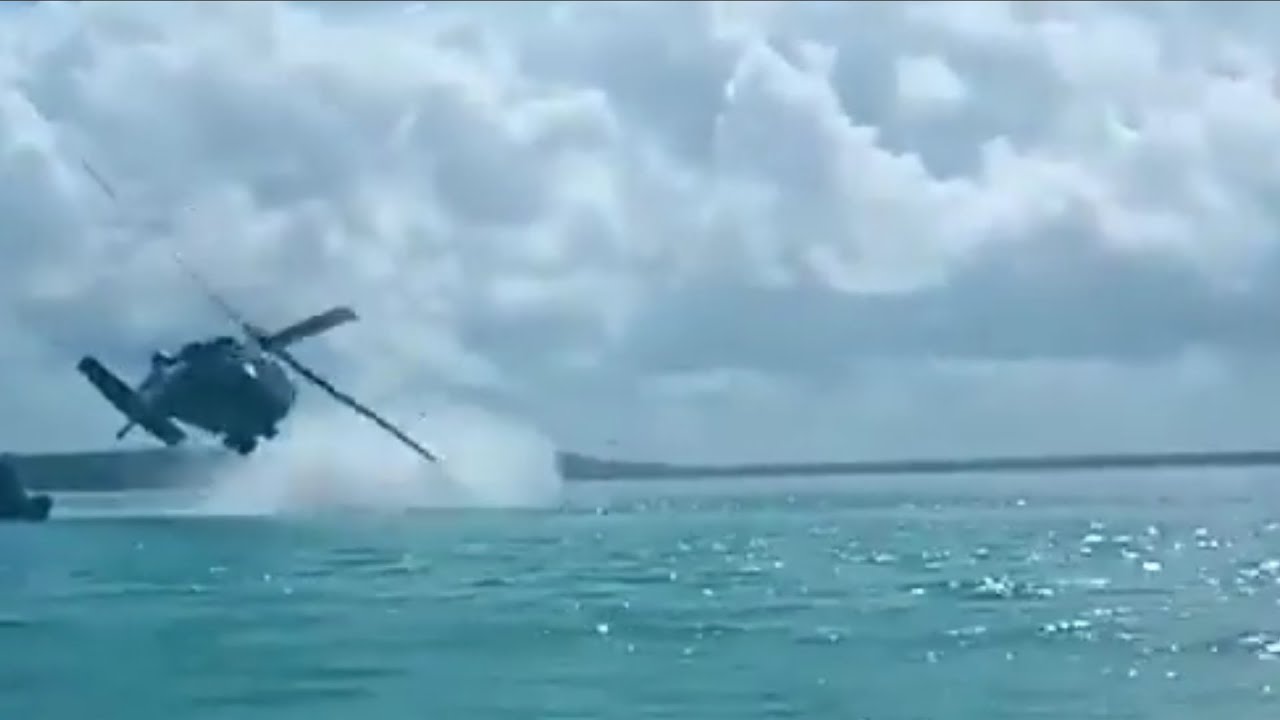 ACTION !!! Mexican Air Force Sikorsky UH 60 Black Hawk Helicopter Pilots Maneuver low - YouTube