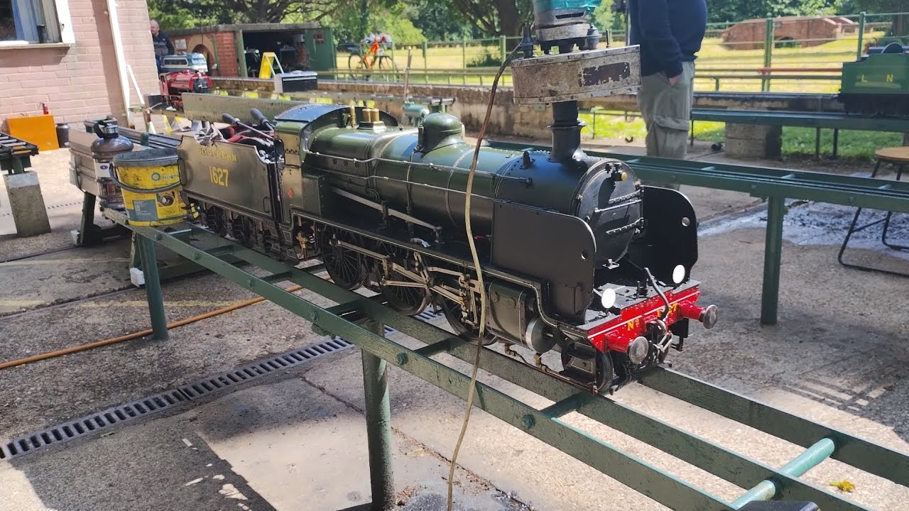 a sunny afternoon at the Maidstone model engineering society - YouTube