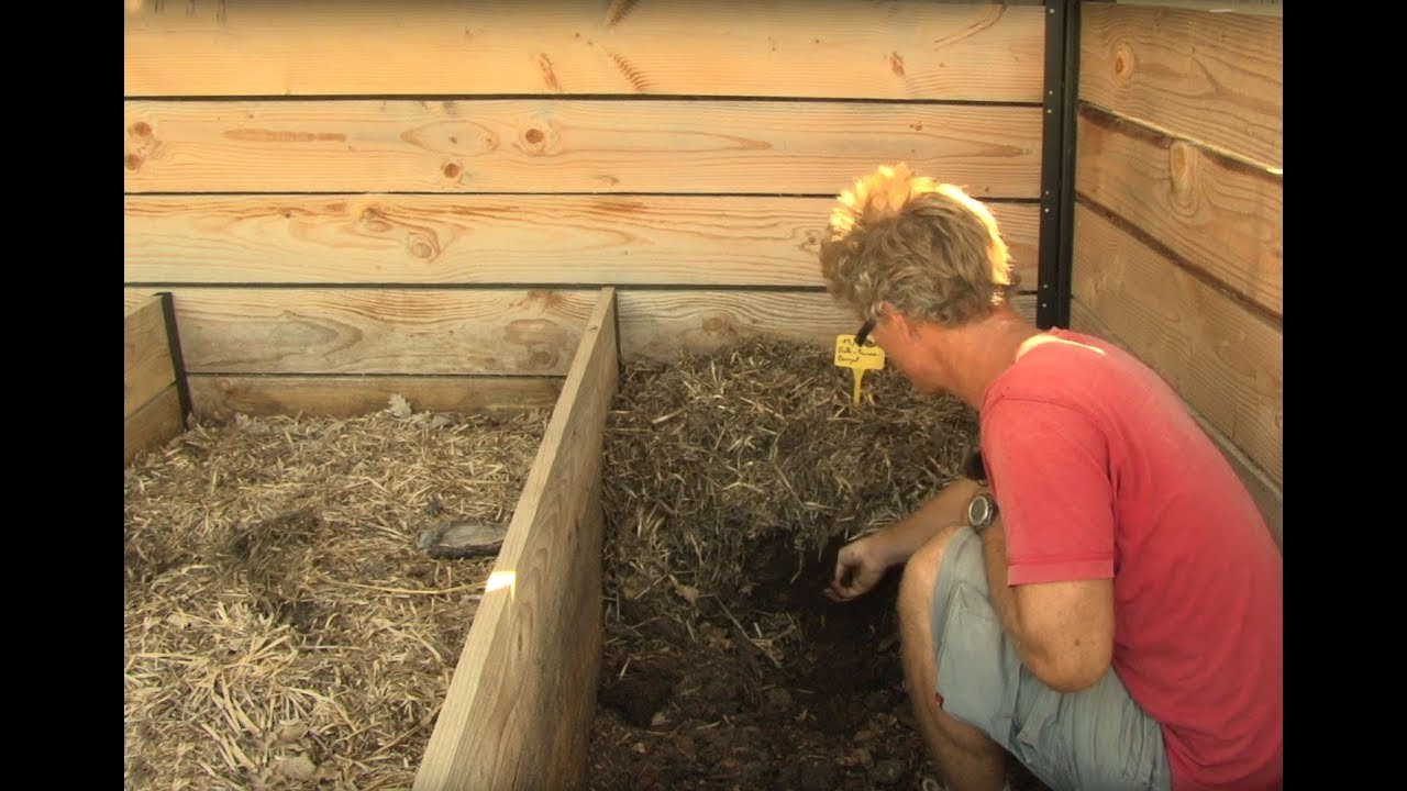 Comment faire son compost en tas - YouTube