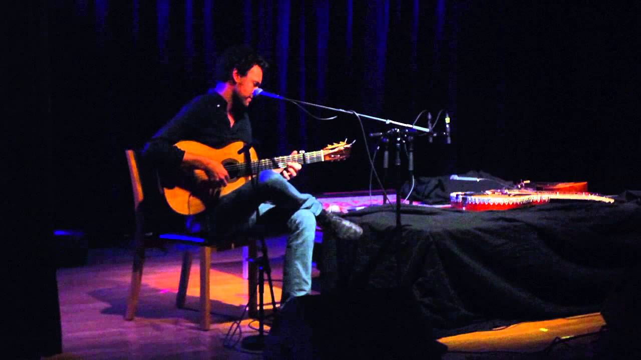 Derek Gripper plays Tubaka by Toumani Diabaté - YouTube