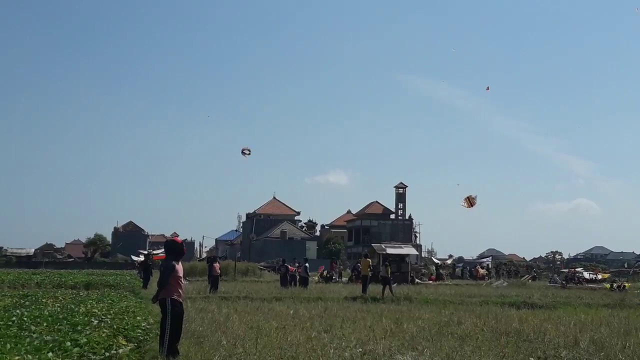 Layangan Pecuk Plastik !! Adu Kite Festival - YouTube