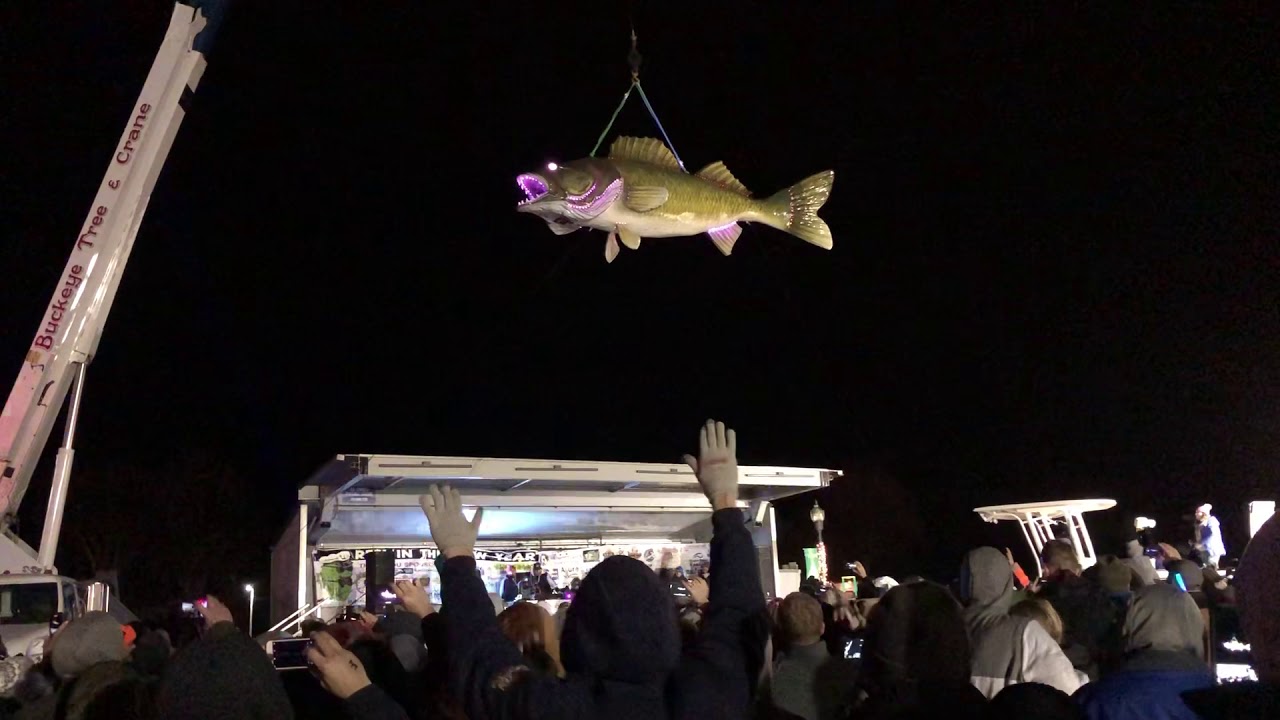Walleye drop at the Port Clinton News Years Eve Party! - YouTube