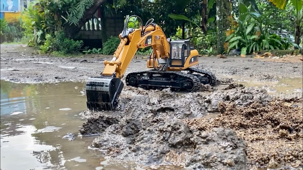 Excavator Working in water - WL 16800 in Action dredge soil and stones ...