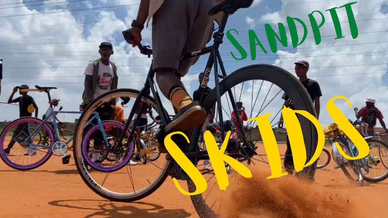 Skids in the Sandpit with Street Fighters - YouTube
