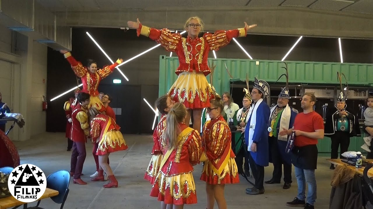 intreden van De Dansmariekes en Dansjonkers De Maneblussers uit ...