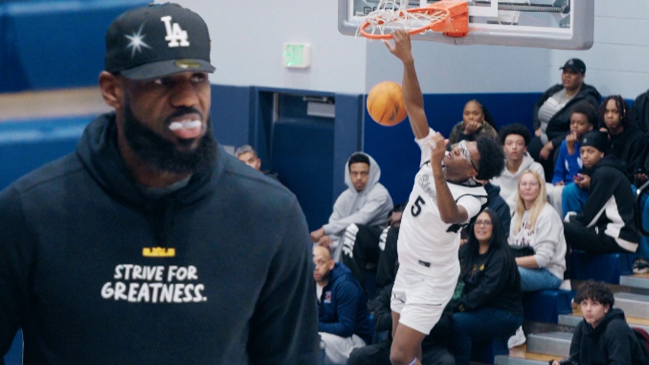 LeBron James shows up to watch Bryce James DUNK! - YouTube