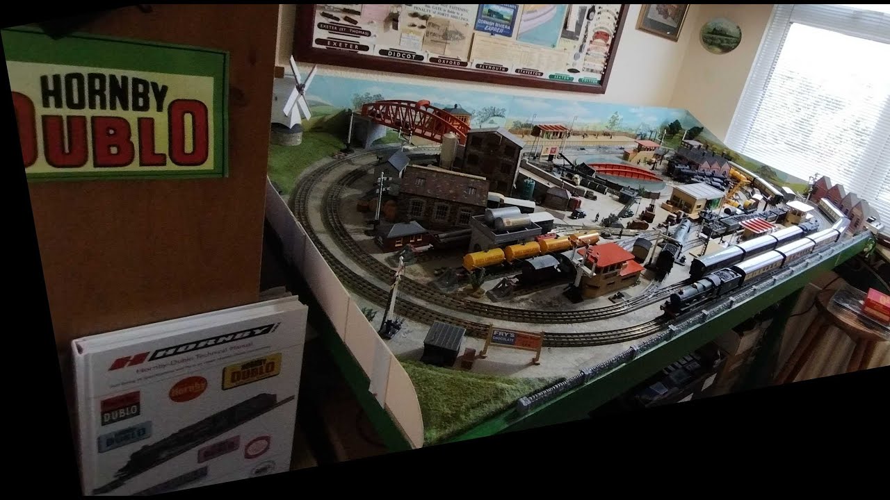 Hornby-Dublo 3-rail layout of the late John Meekcoms - YouTube