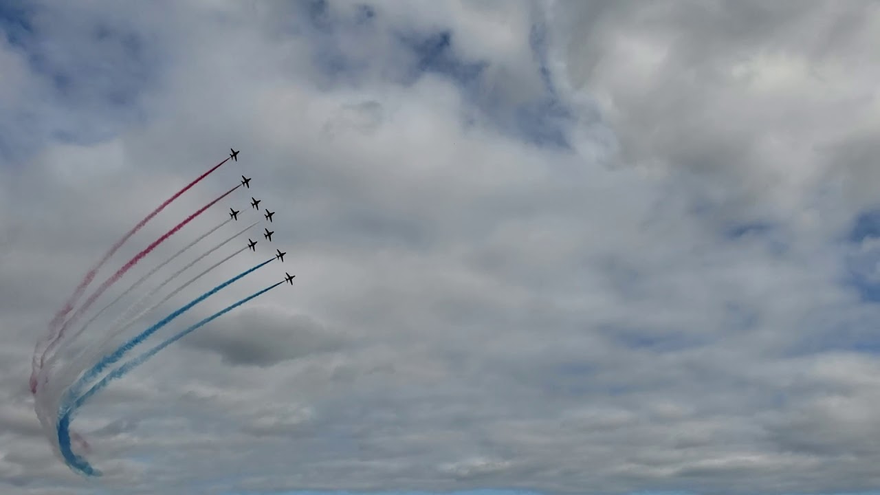 Red Arrows Phoenix pass - YouTube