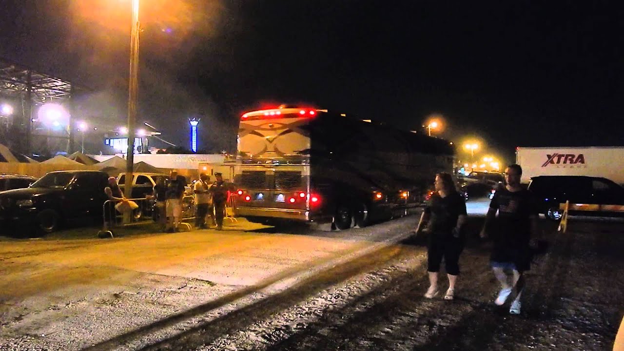 Motley Crue bus leaving the Allentown Fair - August 27, 2014 - YouTube