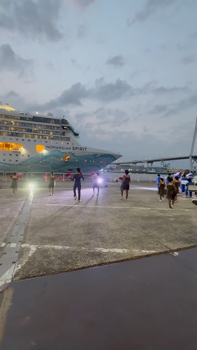 外国客船見送り演奏会〜海兵隊〜2024/9/29 - YouTube