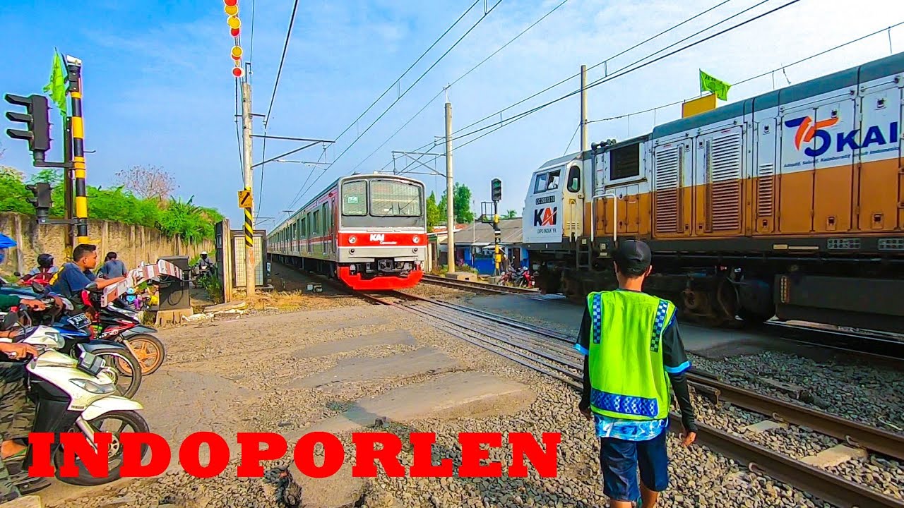 SUPER PADAT KERETA Di Perlintasan Kereta Api Indoporlen JPL 91 - YouTube