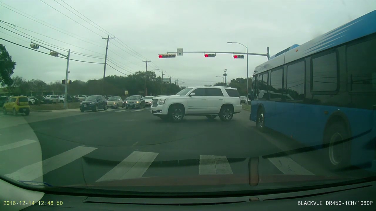 Near Accident with Bus After Red Light Malfunction - YouTube