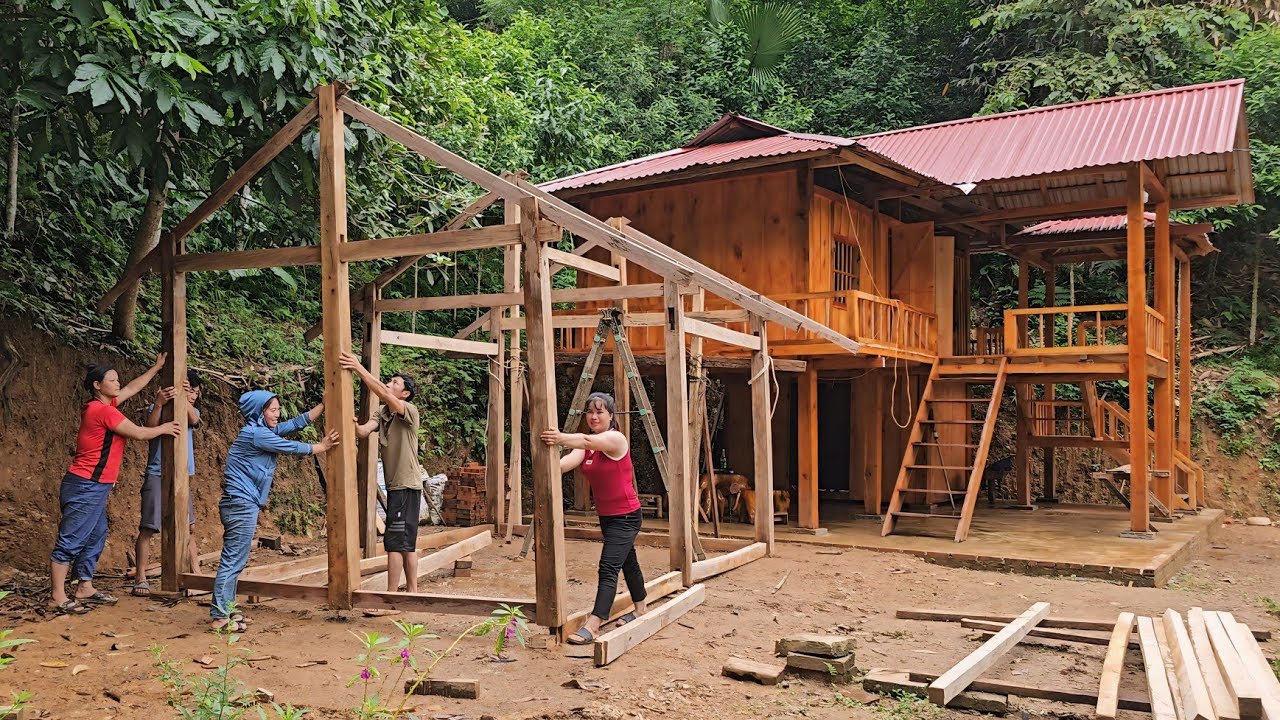 Building a wooden kitchen, the girl asked her neighbors and sister to ...