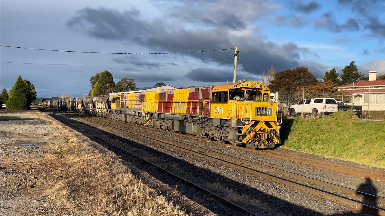 TasRail 2051 2054 #46 Coal train leaving Deloraine - YouTube