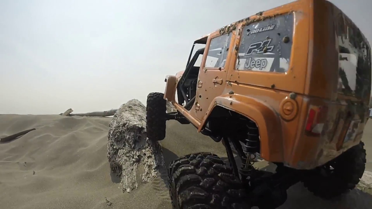 Axial scx10 and wraith crawling northwest rc4wd - YouTube